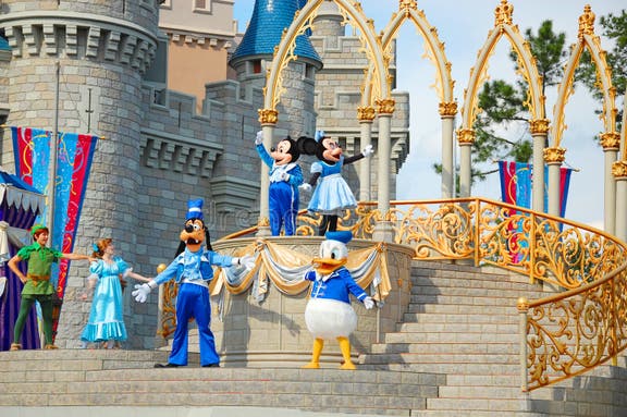 Disney-personages Op Het Podium Redactionele Foto - Image of kinderen ...