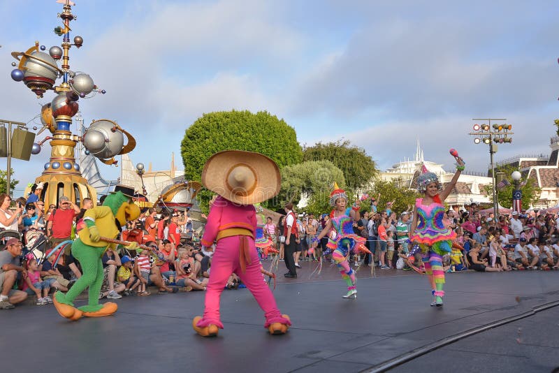 Disney Land Parade editorial photography. Image of dancer - 94990817