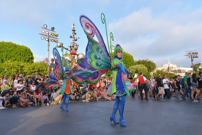 Disney Land Parade editorial photo. Image of famous, bear - 94991501