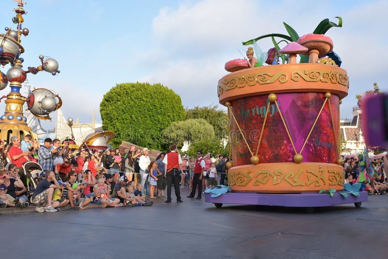 Disney Land Parade editorial photo. Image of music, dance - 94993311