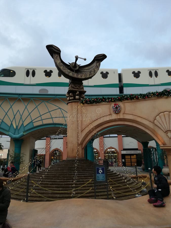 Disney Resort Park Center editorial image. Image of disney - 131666090