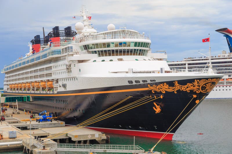 Disney Cruline Linii Fantasy Statek Wieża Z Flagą Mikkey Obraz Stock ...