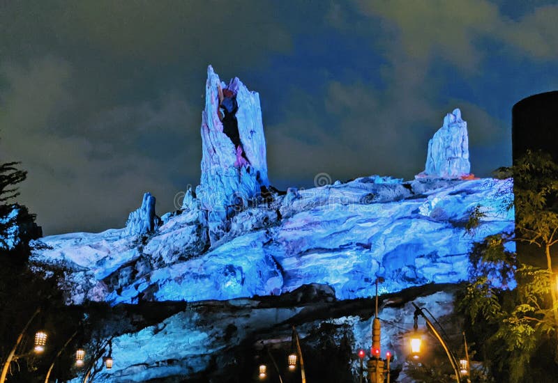 Disney World Thunder Mountain Editorial Photo - Image of world, cave ...