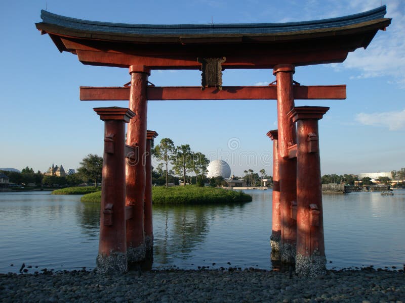 Chinesischer Torbogen in Disney Epcot Nachts, Orlando Redaktionelles ...