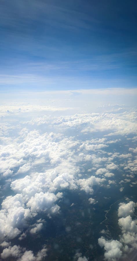 Disparo Vertical De Nubes Blancas Esponjosas En El Cielo Desde Arriba ... Disparo Vertical De Nubes Blancas Esponjosas En El Cielo Desde Arriba ...