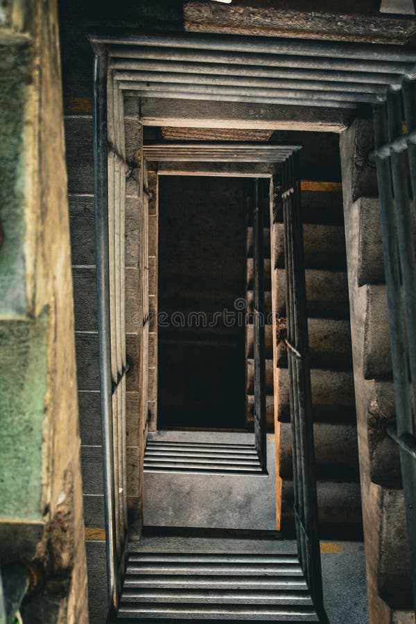 Disparo Vertical De Uma Escada a Partir De Cima Foto de Stock - Imagem ...