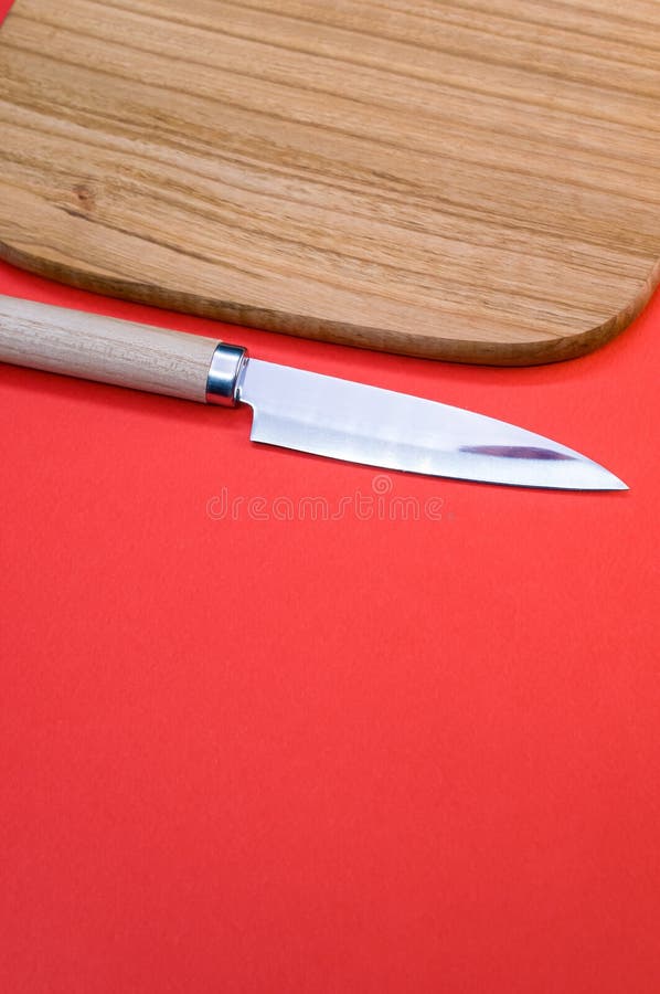 Disparo Vertical De Una Tabla De Corte De Madera Y Un Cuchillo Imagen ...