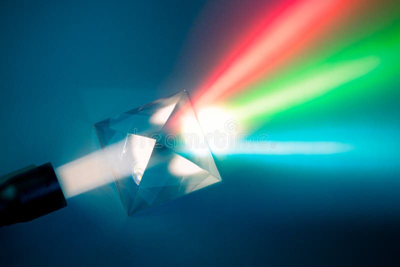 Una Luz Del Sol De Dispersión De La Prisma Que Parte En Un Espectro En ...