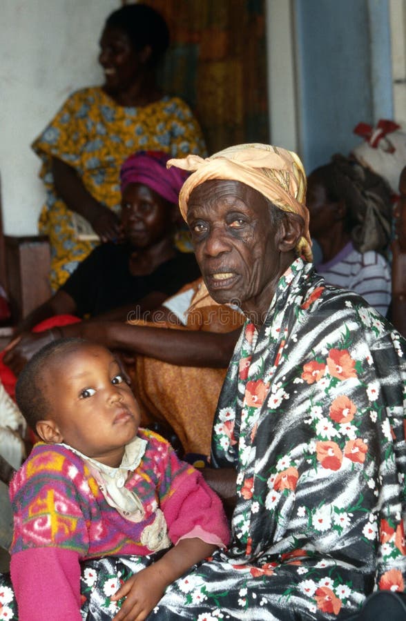 Burundian Woman Hoeing Field Editorial Image - Image of grow, poor ...