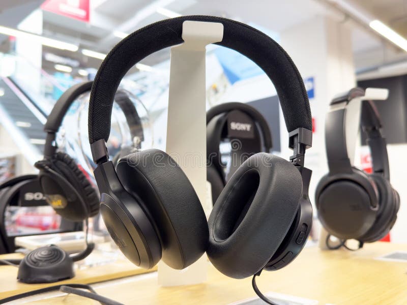 Display of Modern Wireless Headphones in Electronics Store Editorial ...