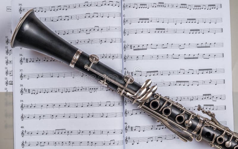Disposizioni Del Clarinetto Sopra Il Libro Con Le Note Immagine Stock ...