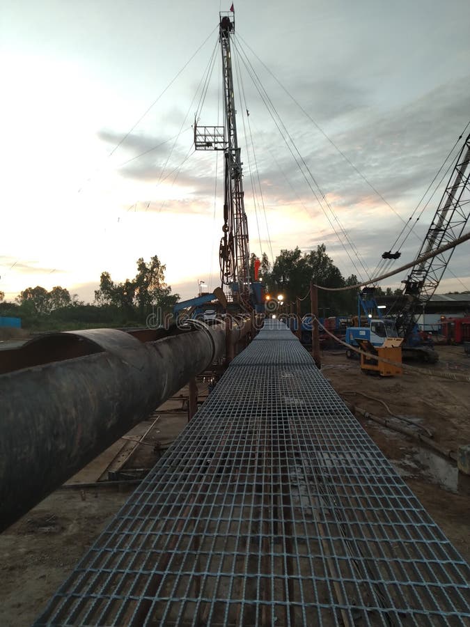 Distance Flow Line, Working at Rig Stock Image - Image of line, vehicle ...