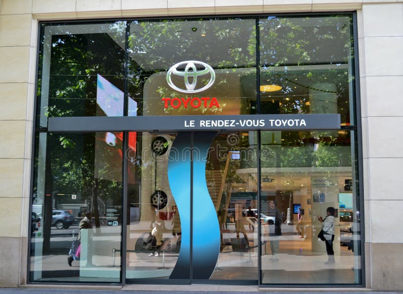 Distribuidor Autorizado De Toyota, París Foto de archivo editorial ...