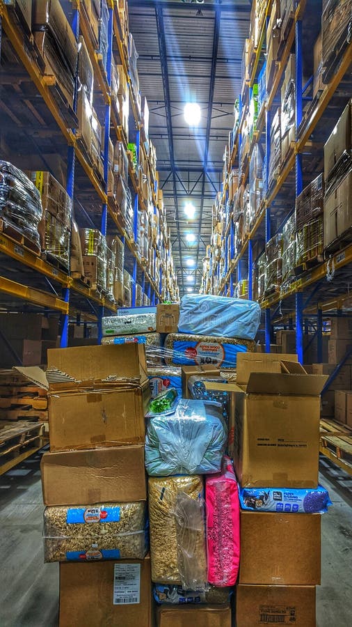 Distribution Center Warehouse Stock Image - Image of isles, warehouse ...