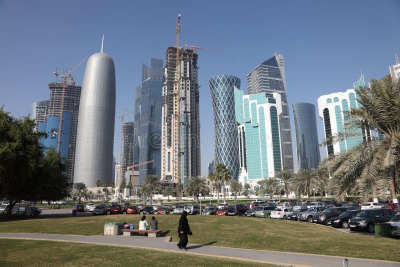 Rue dans Doha, Qatar photo stock éditorial. Image du occidental - 23719453