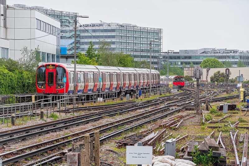 District Line Train Approaching the Platform Editorial Stock Photo ...