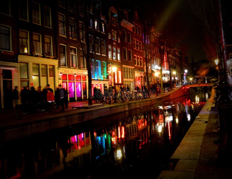 Districto De Luz Roja En Amsterdam Cajas Rojas Con Las Cortinas Y Los ...