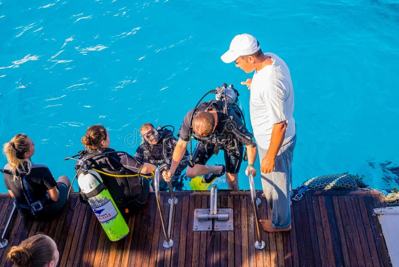 Dive- instruction editorial photography. Image of arab - 12135792