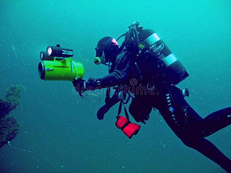 Diver, deep diving editorial photography. Image of hobby - 51382547