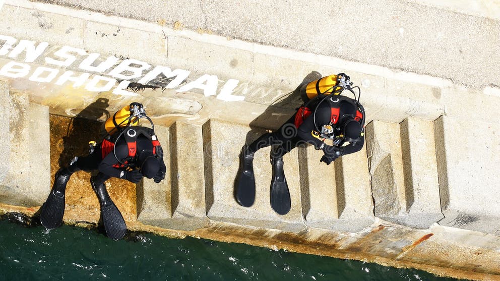 Divers or frogmen editorial image. Image of water, underwater - 41868220