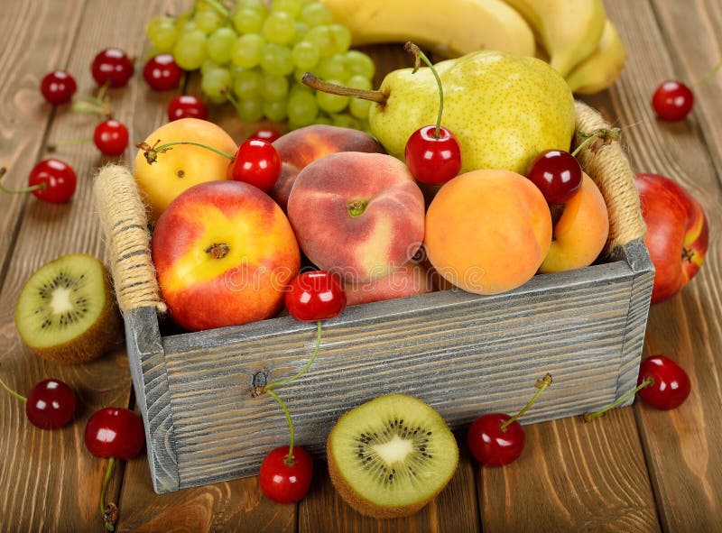 Divers Fruit in Een Houten Doos Stock Foto - Image of gevuld, divers ...