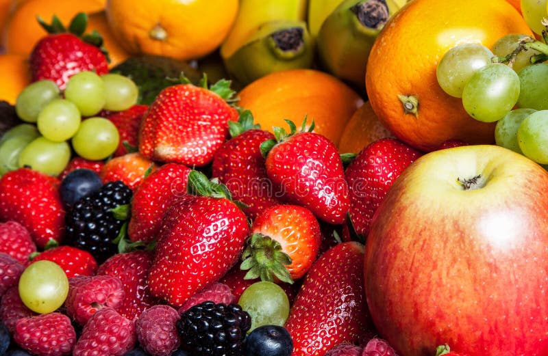 Divers Fruits Et Desserts Aux Fruits Sur Une Table De Buffet Image ...