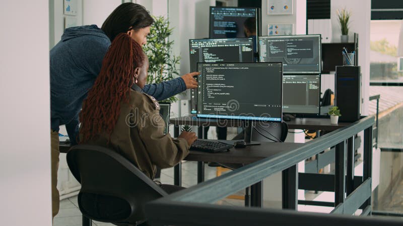 Divers Team Van Ai Cloud Programers Die Praten Over Het Coderen Van ...