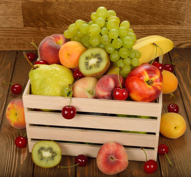 Diversa Fruta En Una Caja De Madera Imagen de archivo - Imagen de ...