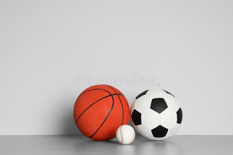 Diversas Bolas Del Deporte En La Tabla Foto de archivo - Imagen de ...