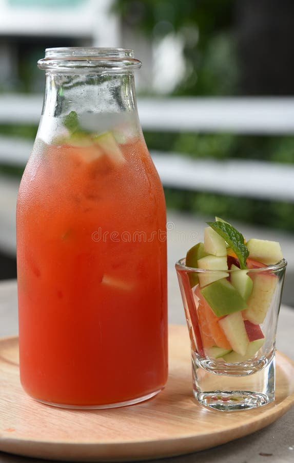 Diversas Botellas De Jugo Con Las Frutas Foto de archivo - Imagen de ...