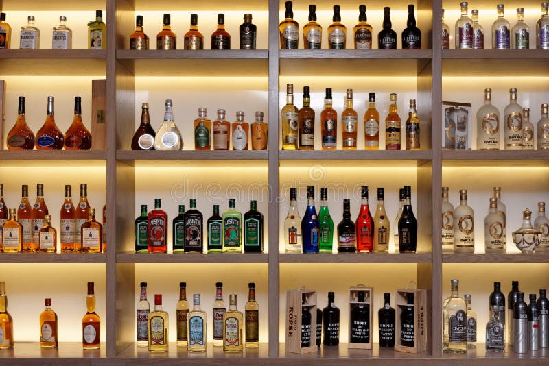 Diversas Botellas Del Alcohol En Barra Imagen de archivo editorial ...