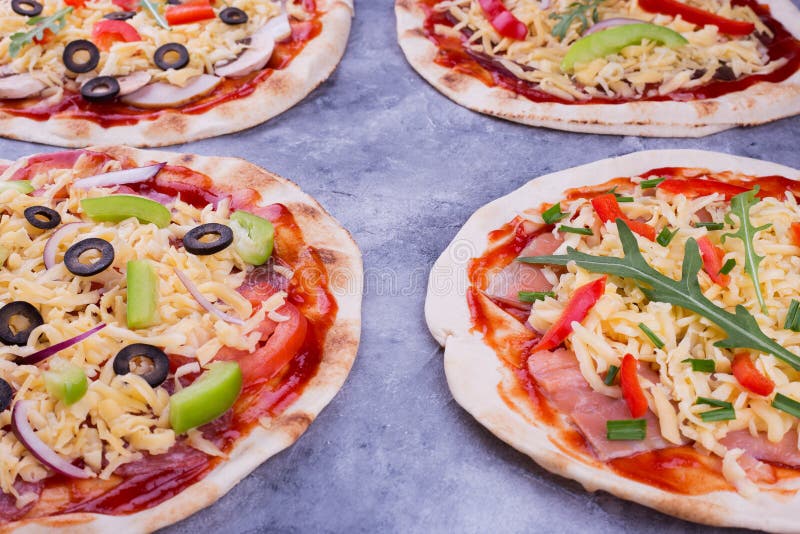 Diversas Pizzas En La Mesa De Comedor Foto de archivo - Imagen de ...