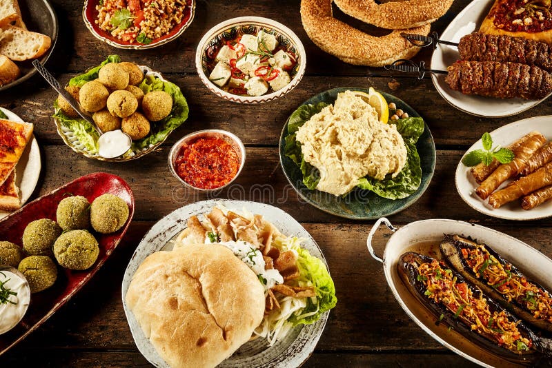 Diversas Placas Llenadas De La Comida De Oriente Medio Imagen de ...