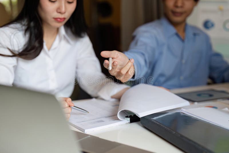 Business Man and Business Woman Talking and Brainstorming, Discussion ...