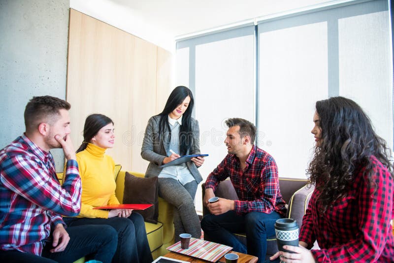 Diverse Groep Jongeren Die Samenwerken Stock Afbeelding - Image of ...