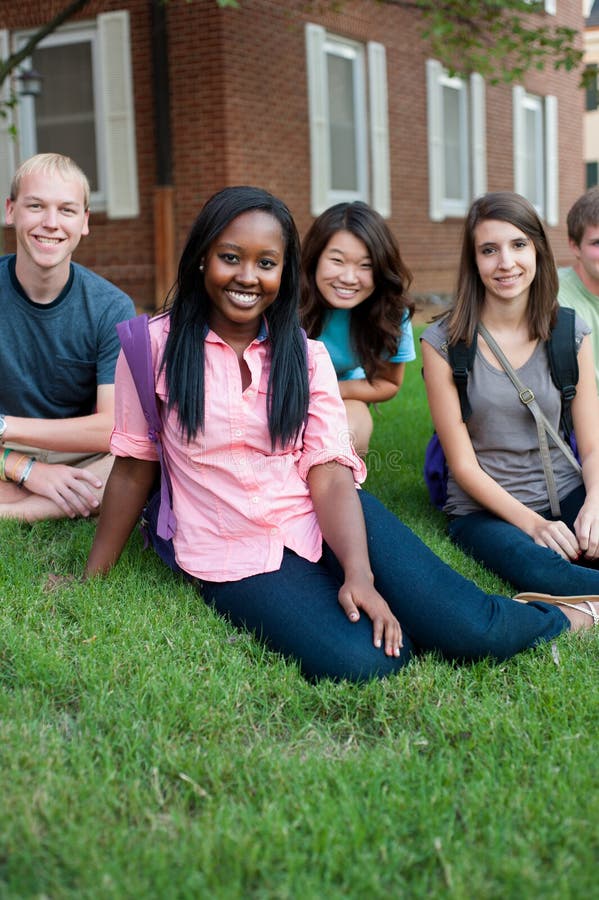 Groep Vrienden Buiten Op Campus Stock Foto - Image of vriendschappelijk ...