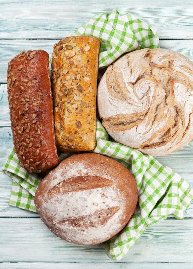 Diverse Knapperige Brood En Broodjes Stock Afbeelding - Afbeelding ...