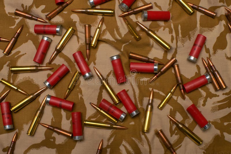 Verschillende Munitie Van De Tweede Wereldoorlog Ligt Op Tafel ...