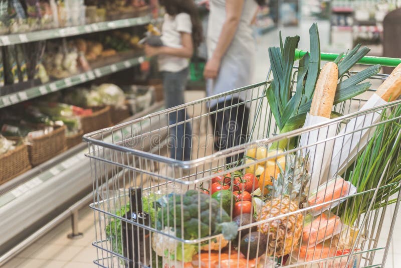 Diverse Producten En Drank Die in Winkel Situeren Stock Foto - Image of ...