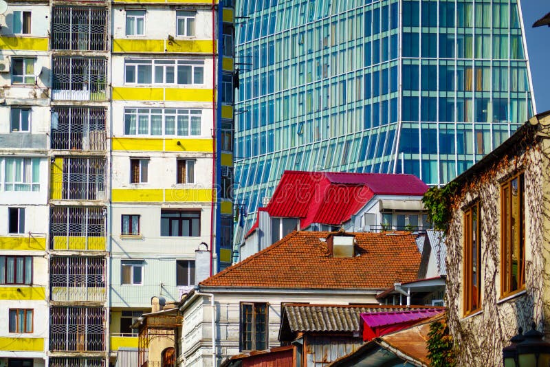 Diversi Tipi Di Edifici Per Strada Immagine Stock - Immagine di misero ...