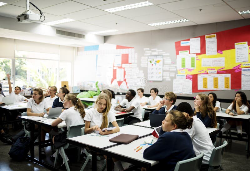 Diversiteitsstudenten Die in Het Klaslokaal Leren Stock Foto - Image of ...
