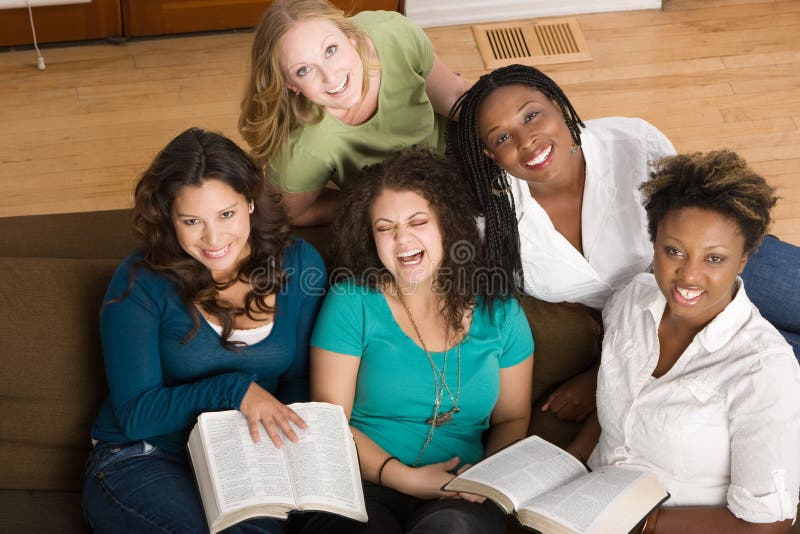 Diverso Gruppo Di Donne Che Studing Insieme Immagine Stock - Immagine ...