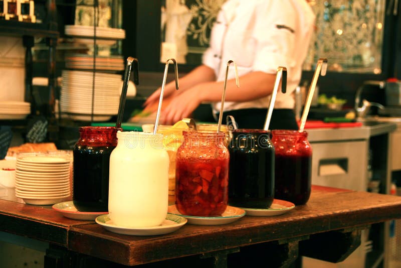 Diversos Frascos Do Doce No Bar Da Cozinha Foto de Stock - Imagem de ...