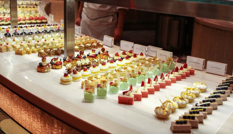 Diversos Postres En Un Restaurante Imagen de archivo - Imagen de ...