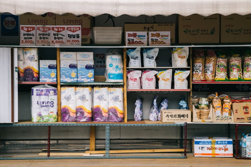 Diversos Productos En Estante En Supermercado Coreano Foto editorial ...