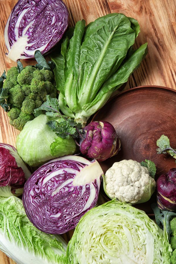Diversos Tipos De Col En Fondo De Madera Foto de archivo - Imagen de ...