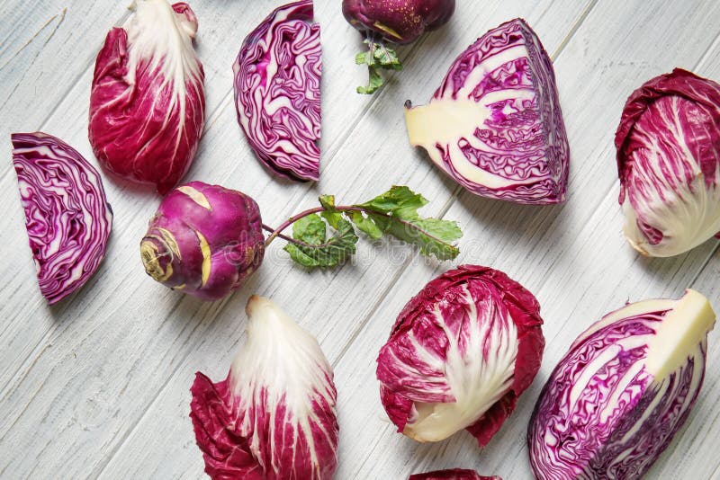 Diversos Tipos De Col En Fondo De Madera Ligero Imagen de archivo ...
