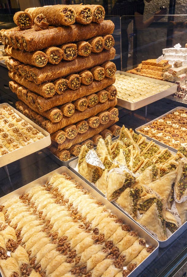Dulces Turcos Del Este Con Los Pistachos En El Fondo De Madera Blanco ...