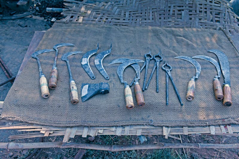 Diversos Tipos De Hoz Para La Venta En El Mercado Imagen de archivo ...