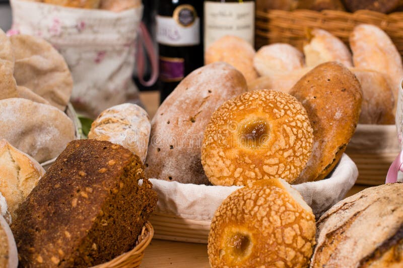 Diversos Tipos De Pan Fresco En Una Tabla Foto de archivo - Imagen de ...